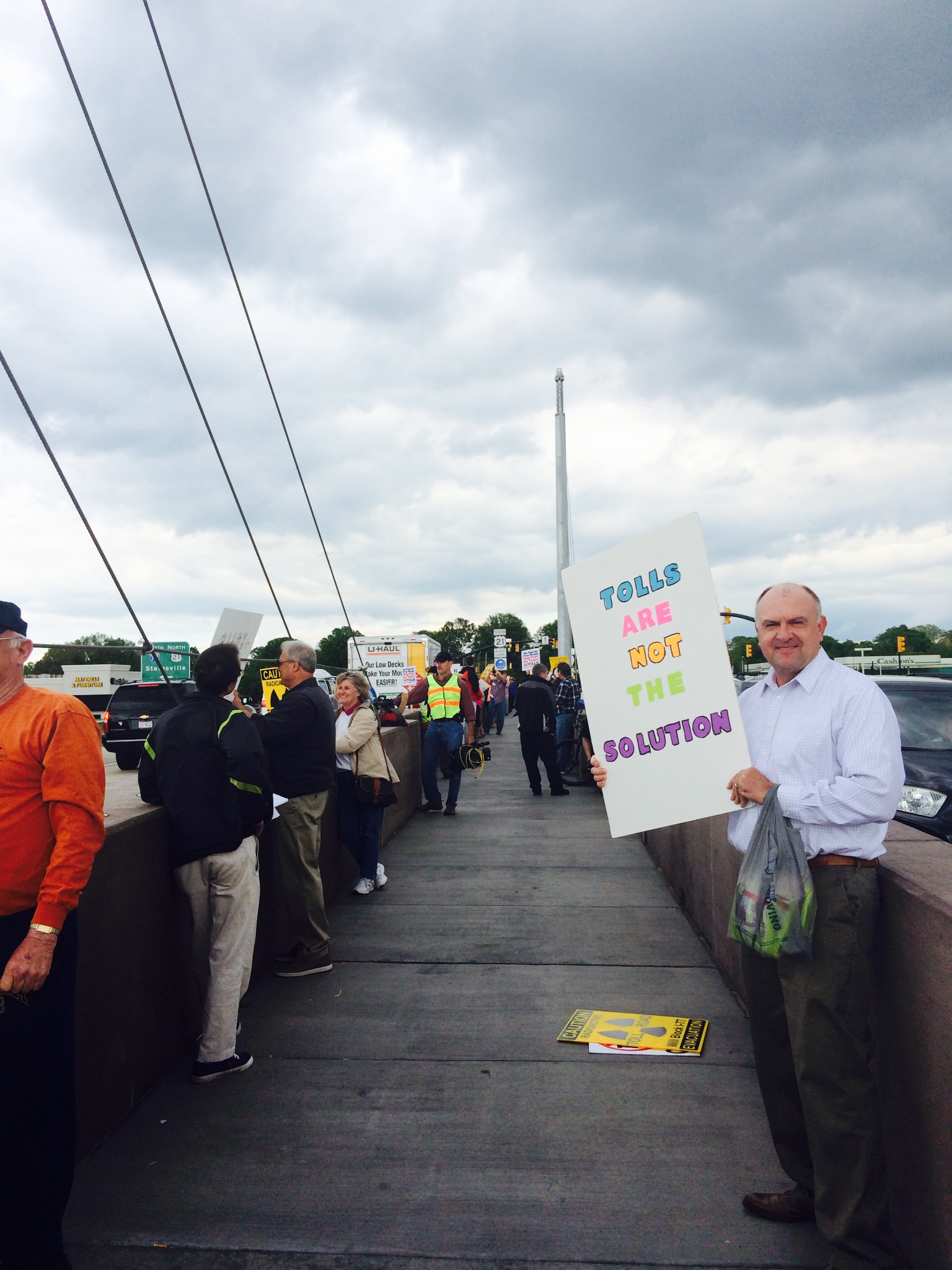 Citizens gather during rush hour to protest I-77 tolls | wcnc.com